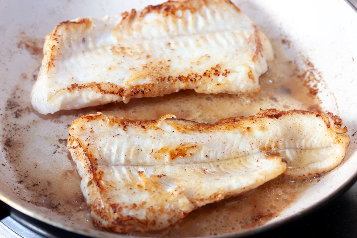 Steinbeißer mit Spargel und Pfannengemüse Rezept - Food Blaster